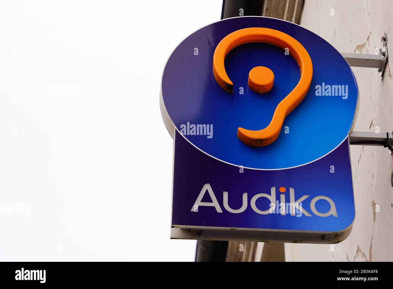 Bordeaux , Aquitaine / France - 02 20 2020 : Audika logo sign shop ...
