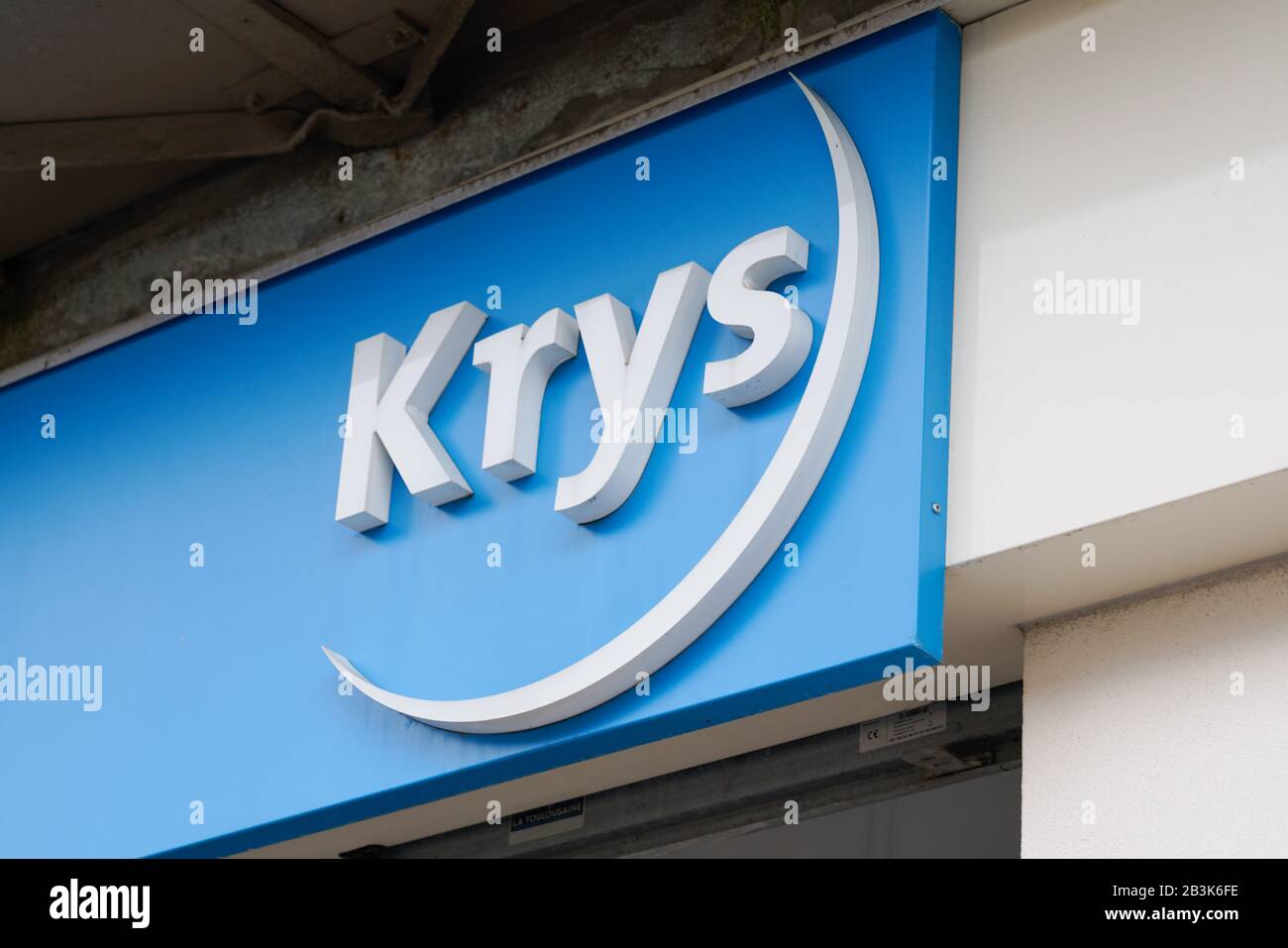 Bordeaux , Aquitaine / France - 02 20 2020 : krys Optic logo shop brand ...