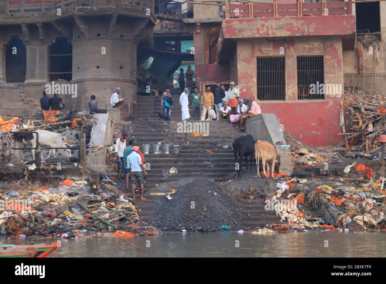 The remains of cremation rituals in Manikarnika Ghat Stock Photo - Alamy