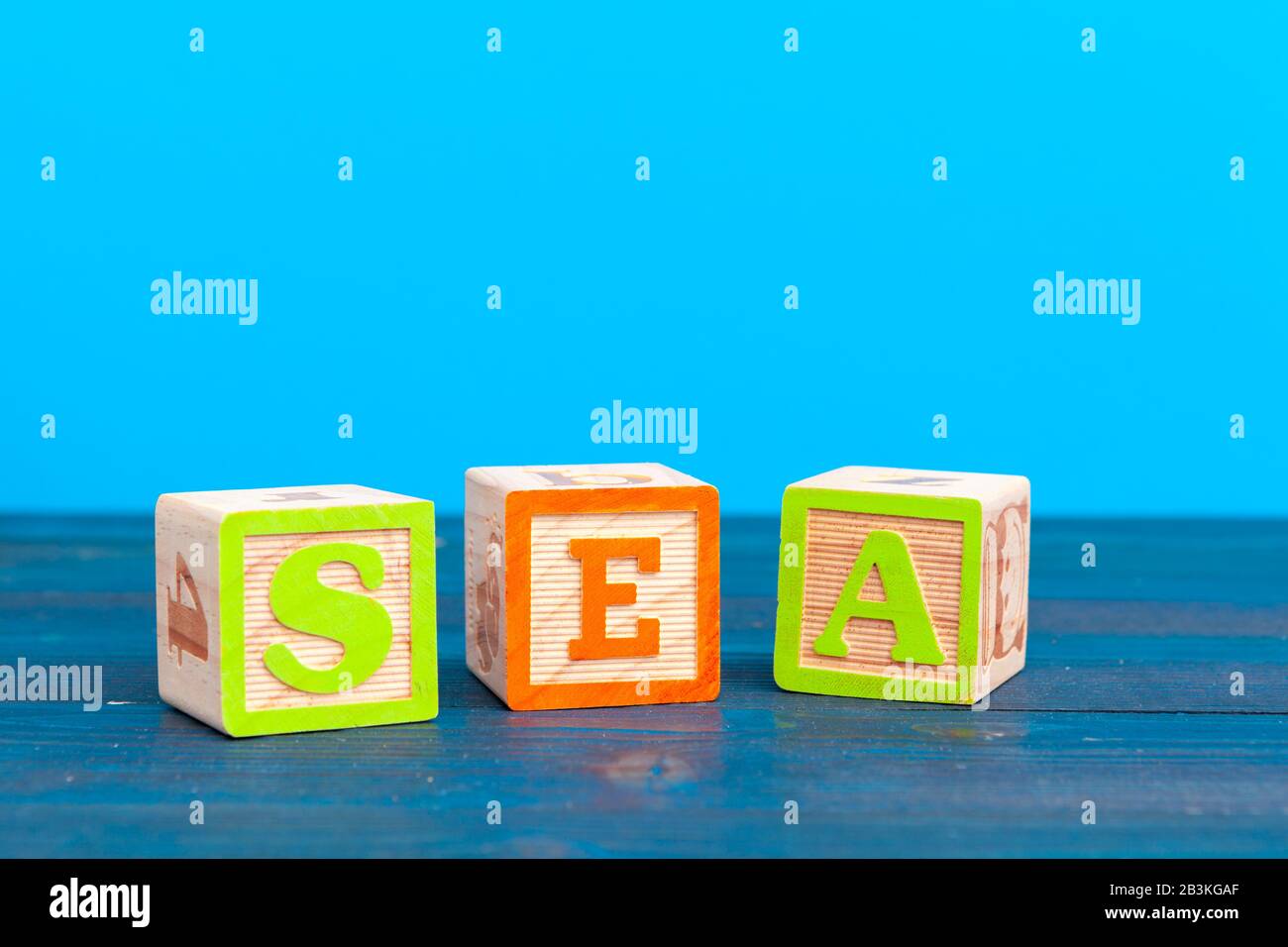 cube wooden block with alphabet building the word sea Stock Photo - Alamy