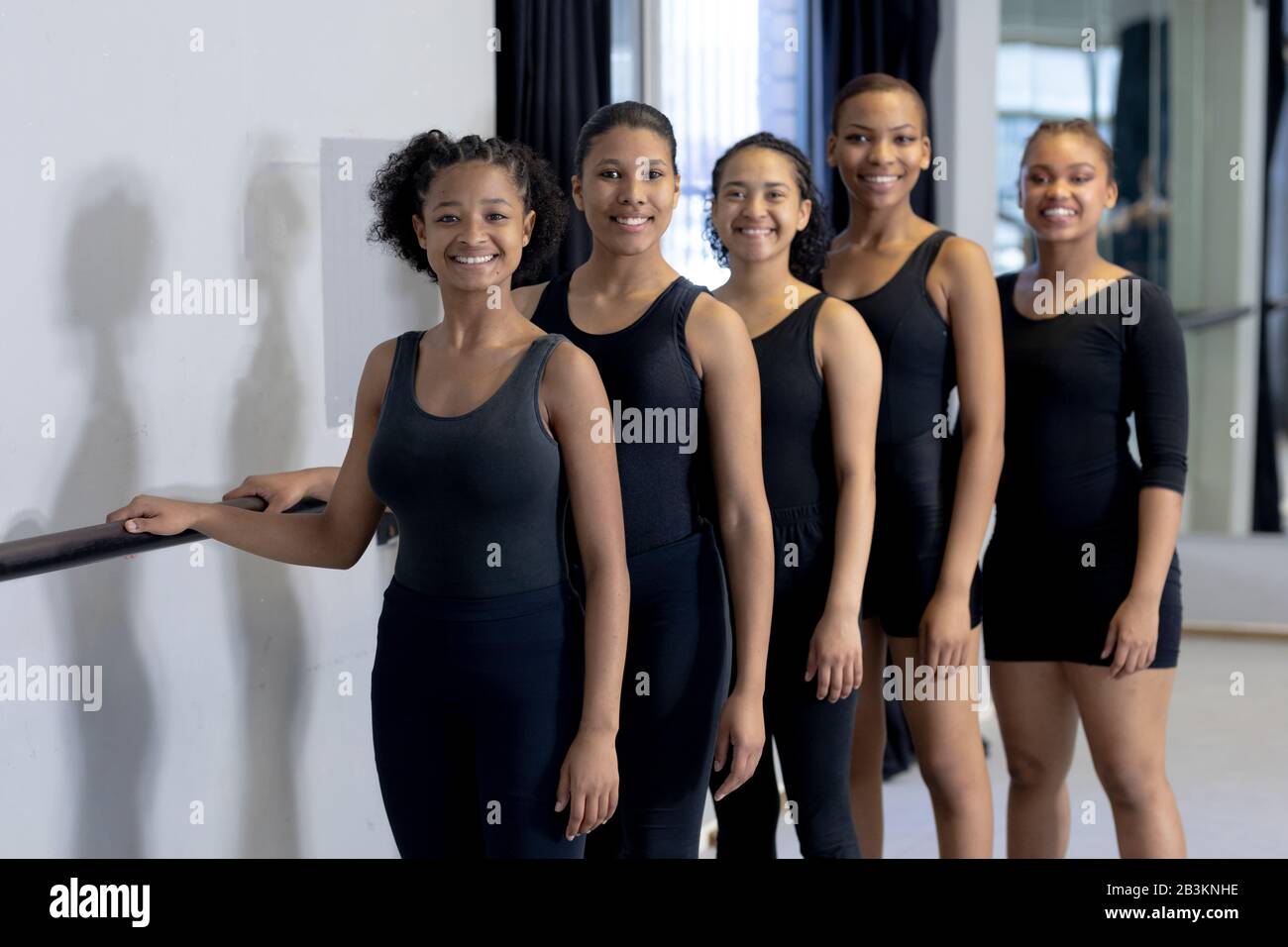 Female dancers hi-res stock photography and images - Alamy