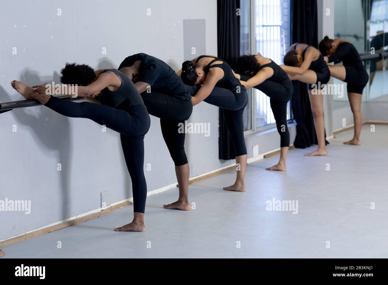Synchronised ballet dancers hi-res stock photography and images - Alamy