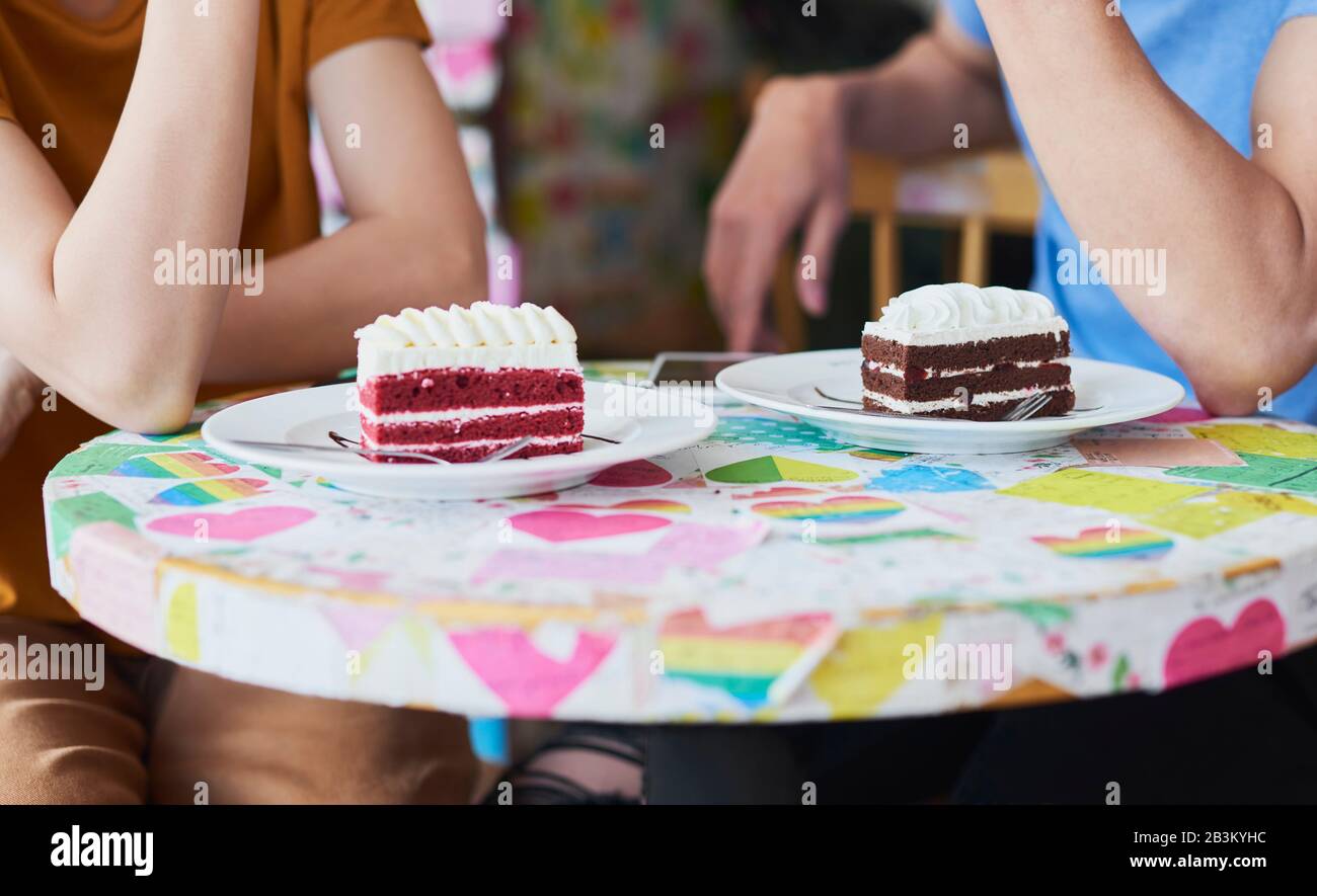 Cafe coffee cake friends hi-res stock photography and images - Alamy