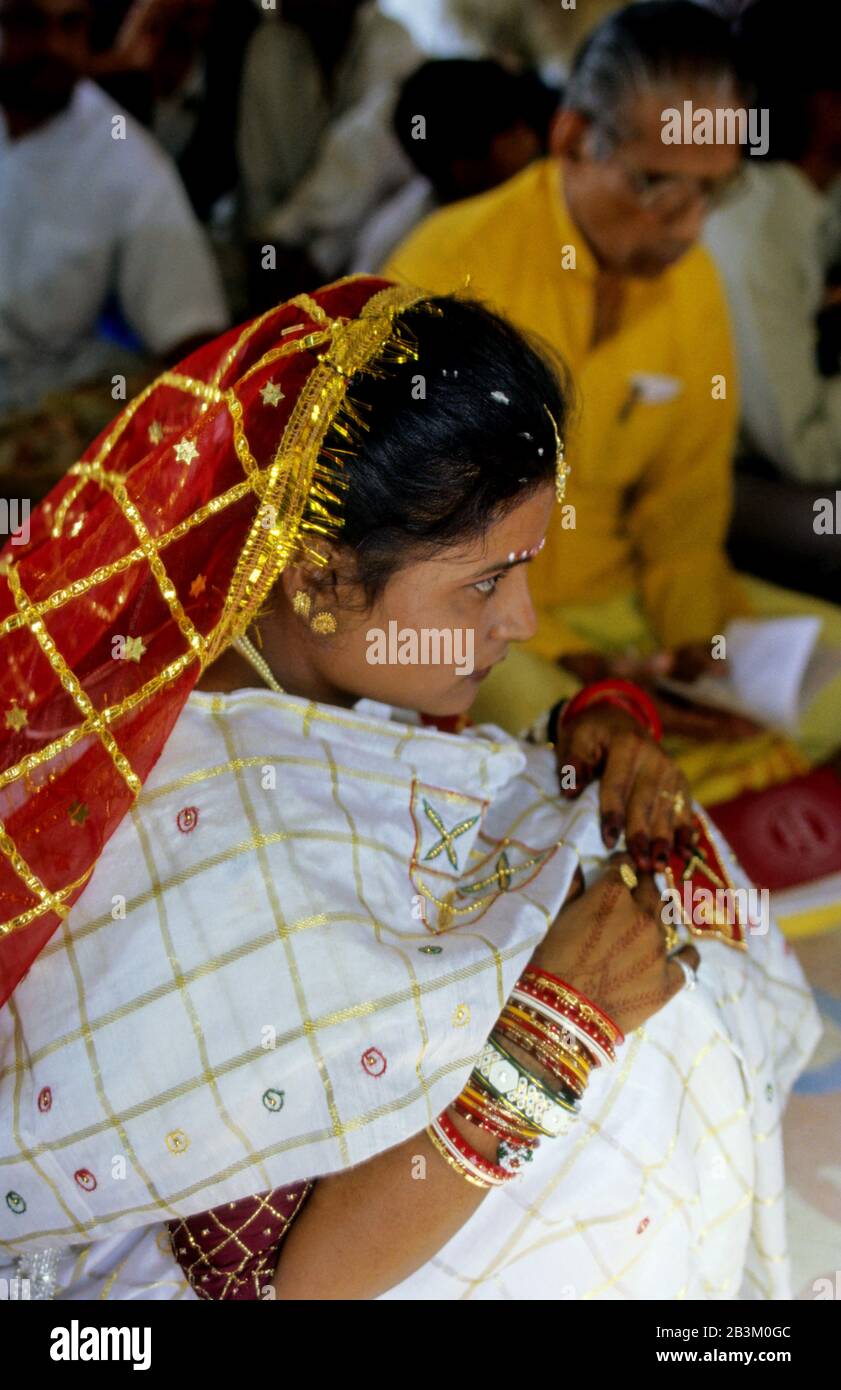 Indian bride in Gujarati Brahmin Hindu Wedding ceremony, India, Asia ...