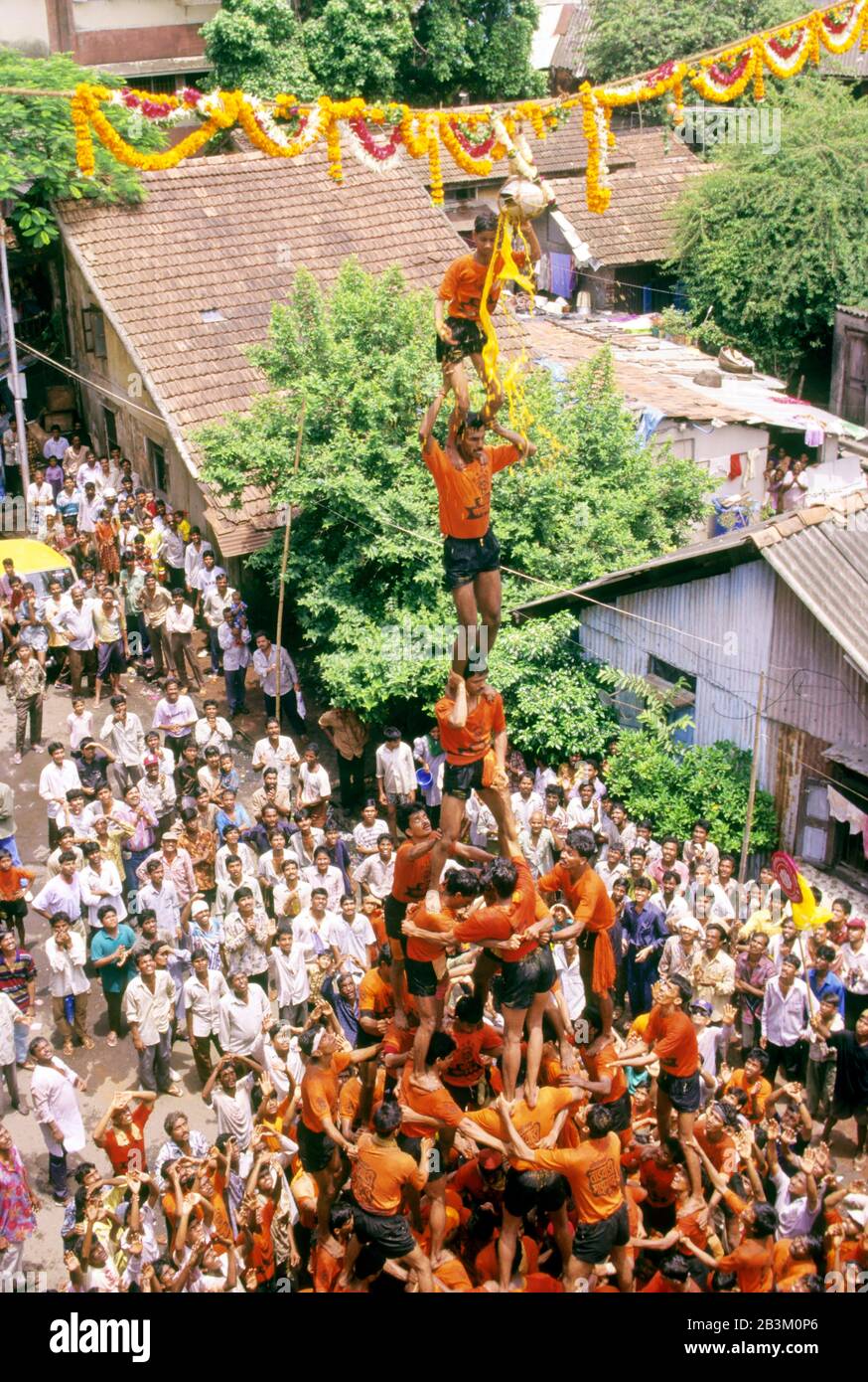 Human pyramid breaking pot of Dahi handi, Janmashtami Janmashtami ...