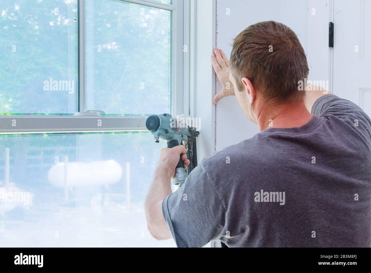 Workman installing windows home hi-res stock photography and images - Alamy