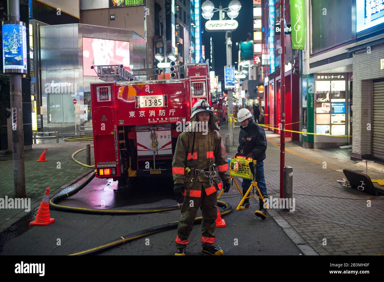 Japanese fire fighter in front of fire hi-res stock photography and ...