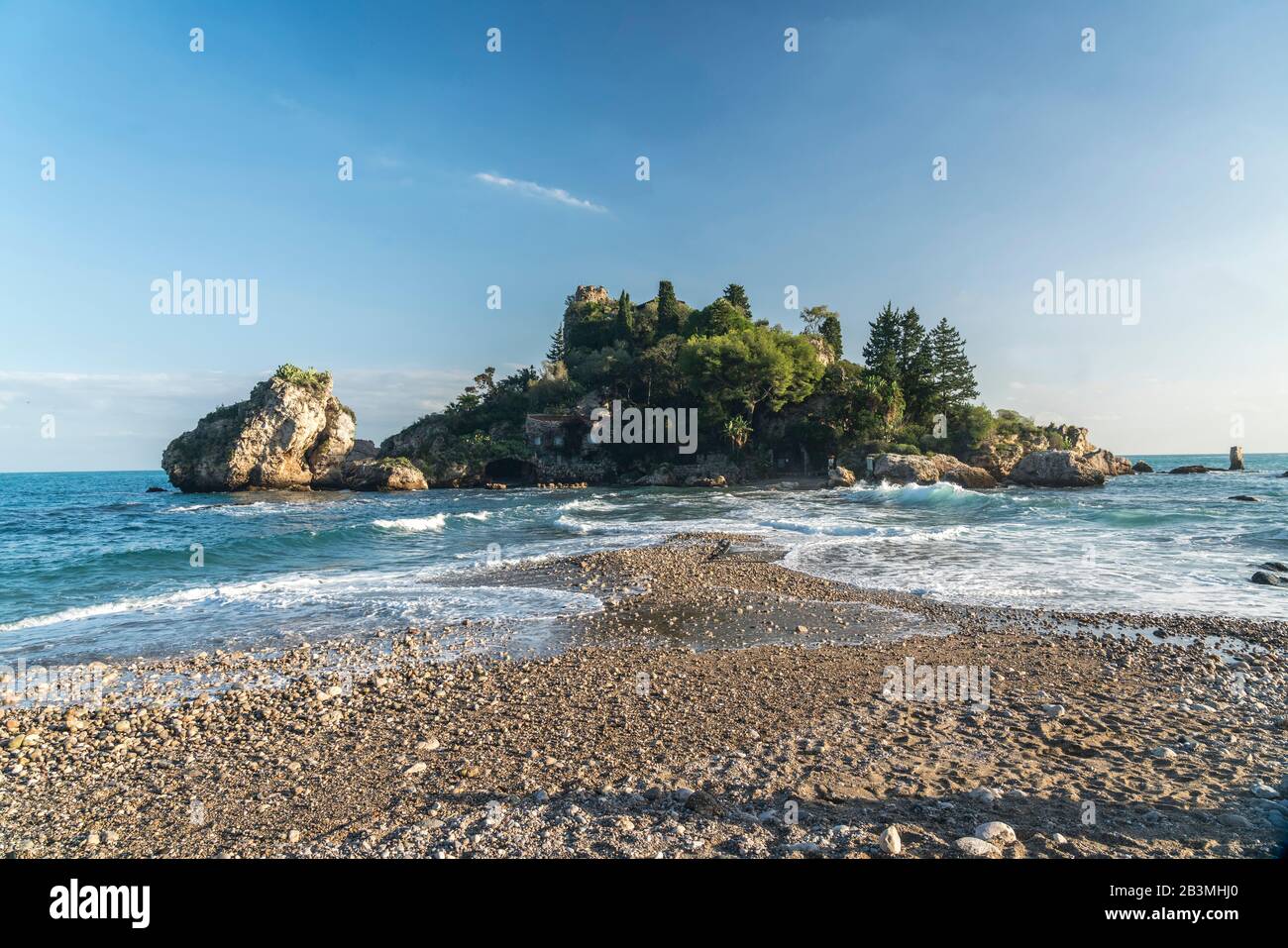 Strand von Mazzaro und die kleine Insel Isola Bella, Taormina, Sizilien ...