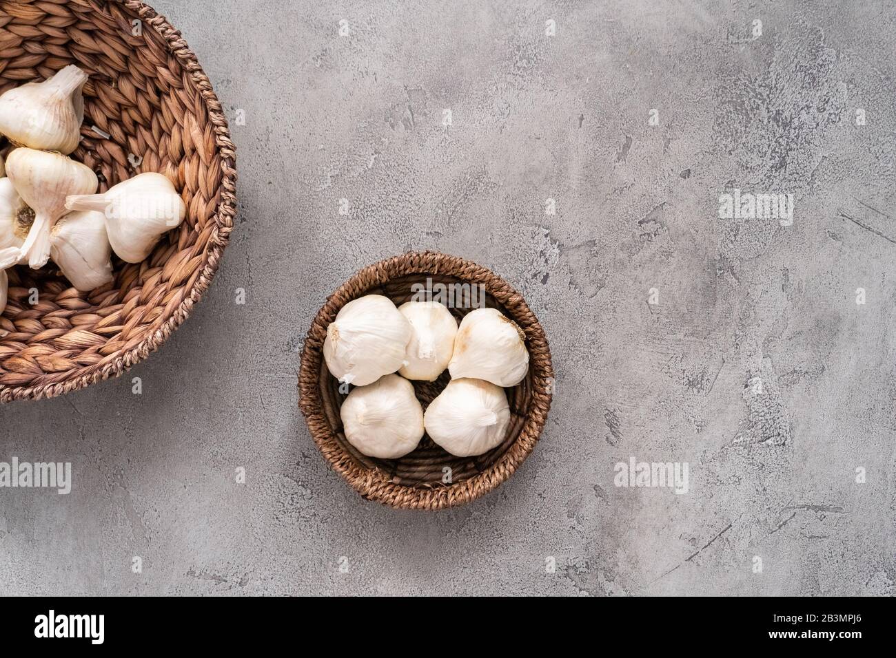 Organic garlic cloves in small basket Stock Photo - Alamy