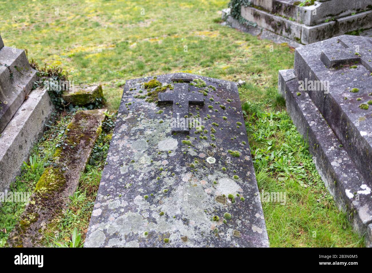 Tomb cemetery hi-res stock photography and images - Alamy