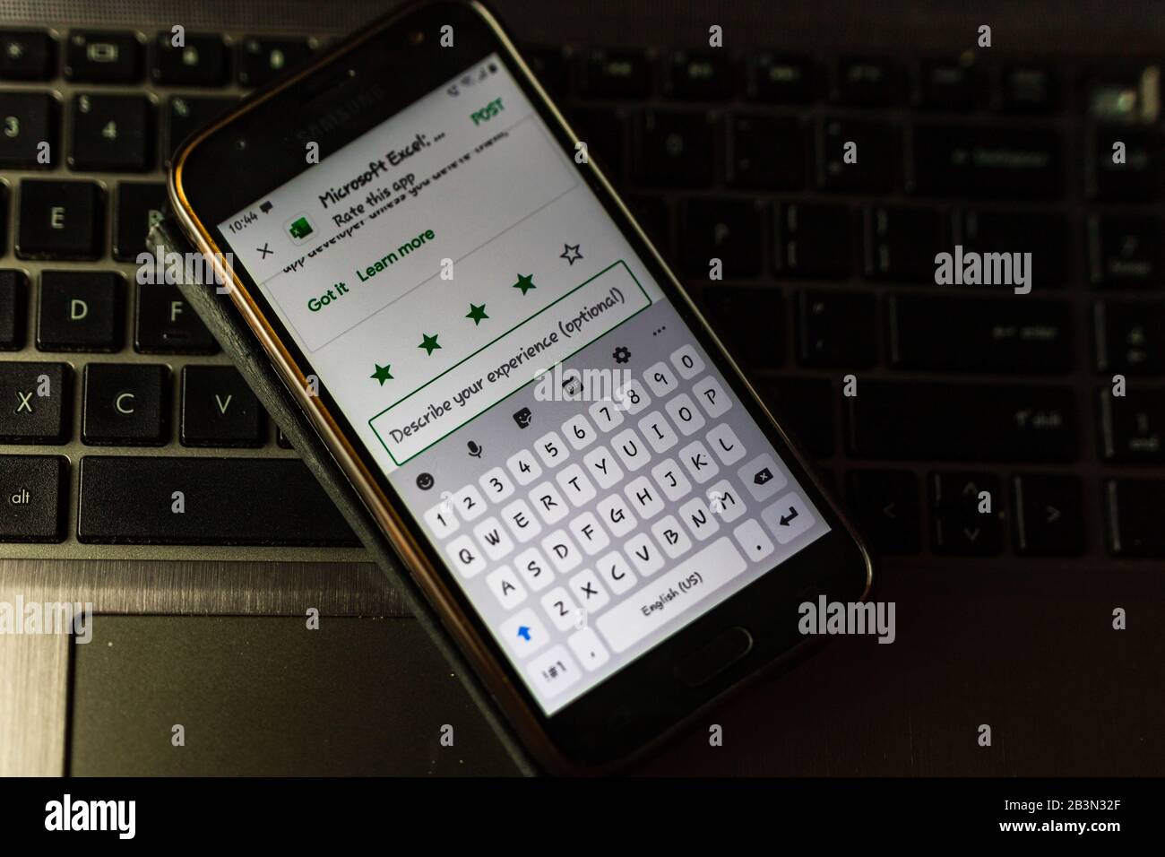 Review rating play store hi-res stock photography and images - Alamy