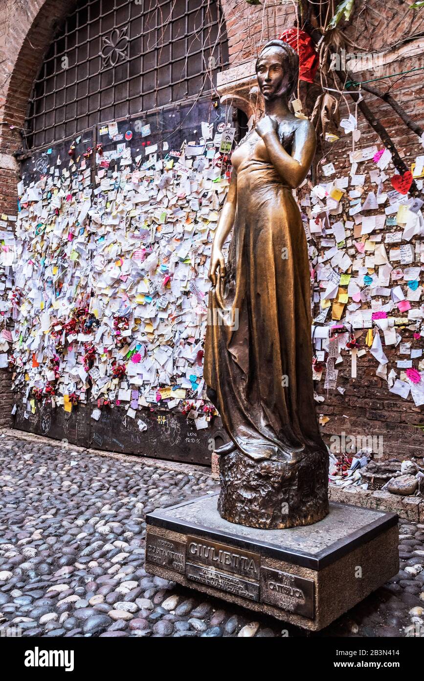 Statue Giulietta High Resolution Stock Photography and Images - Alamy