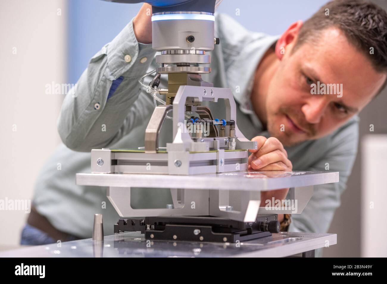 27 February 2020, Bavaria, Regensburg: A Continental employee checks ...