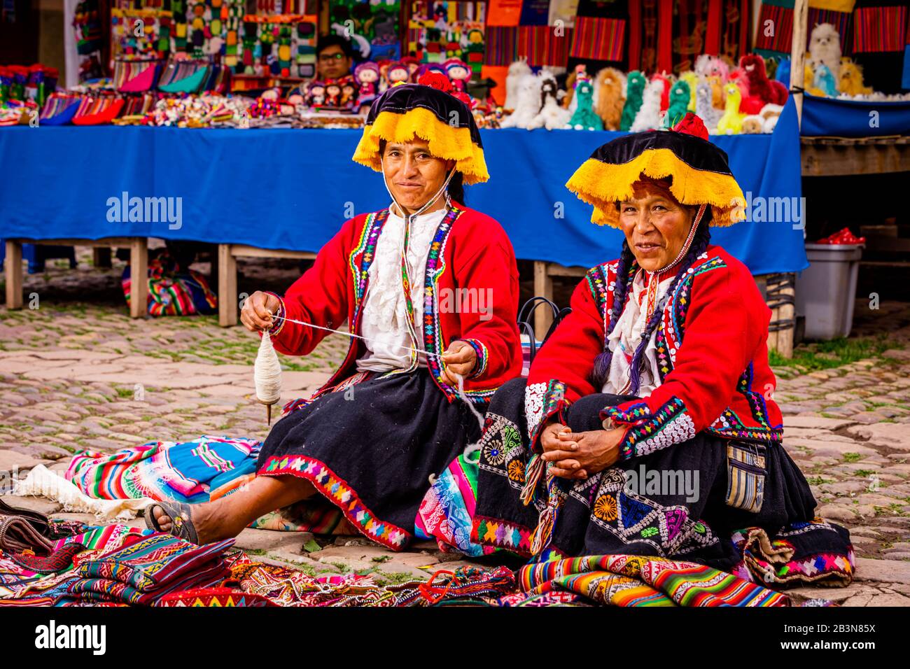 Quechua woman in the market of Pisac, Sacred Valley, Peru, South ...
