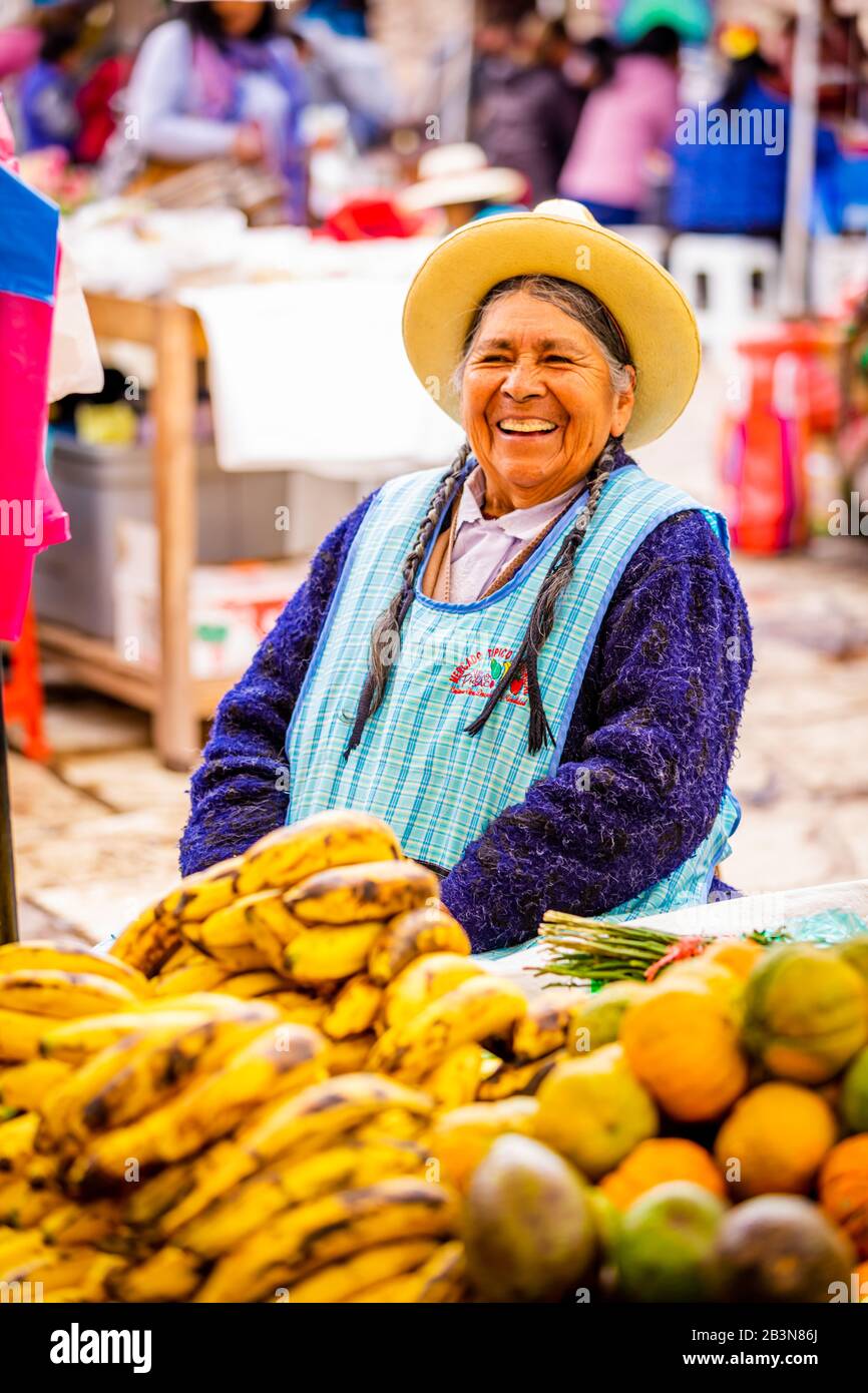 Quechua woman in the market of Pisac, Sacred Valley, Peru, South ...