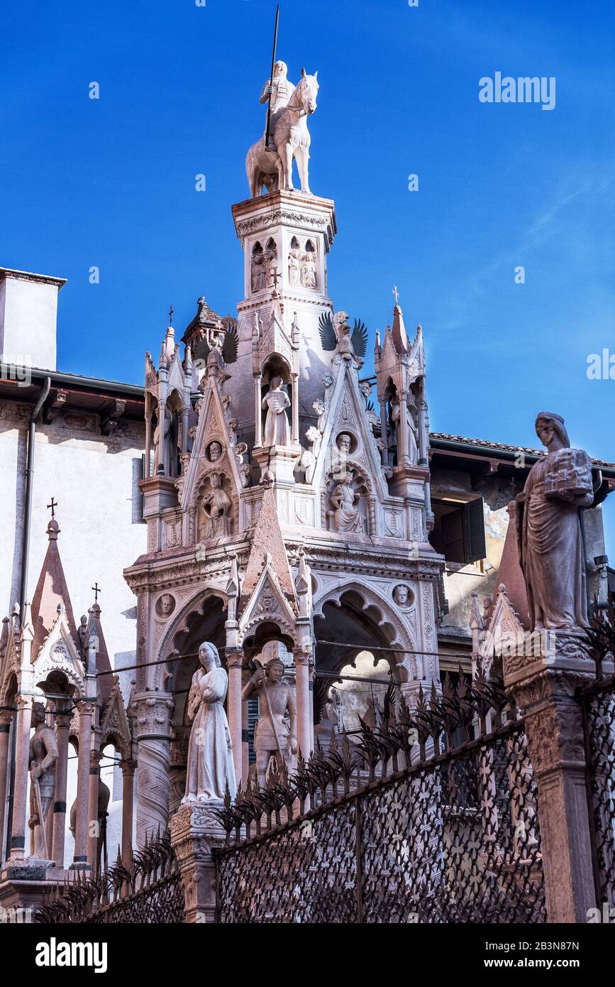 Gothic Tombs Stock Photos & Gothic Tombs Stock Images - Alamy