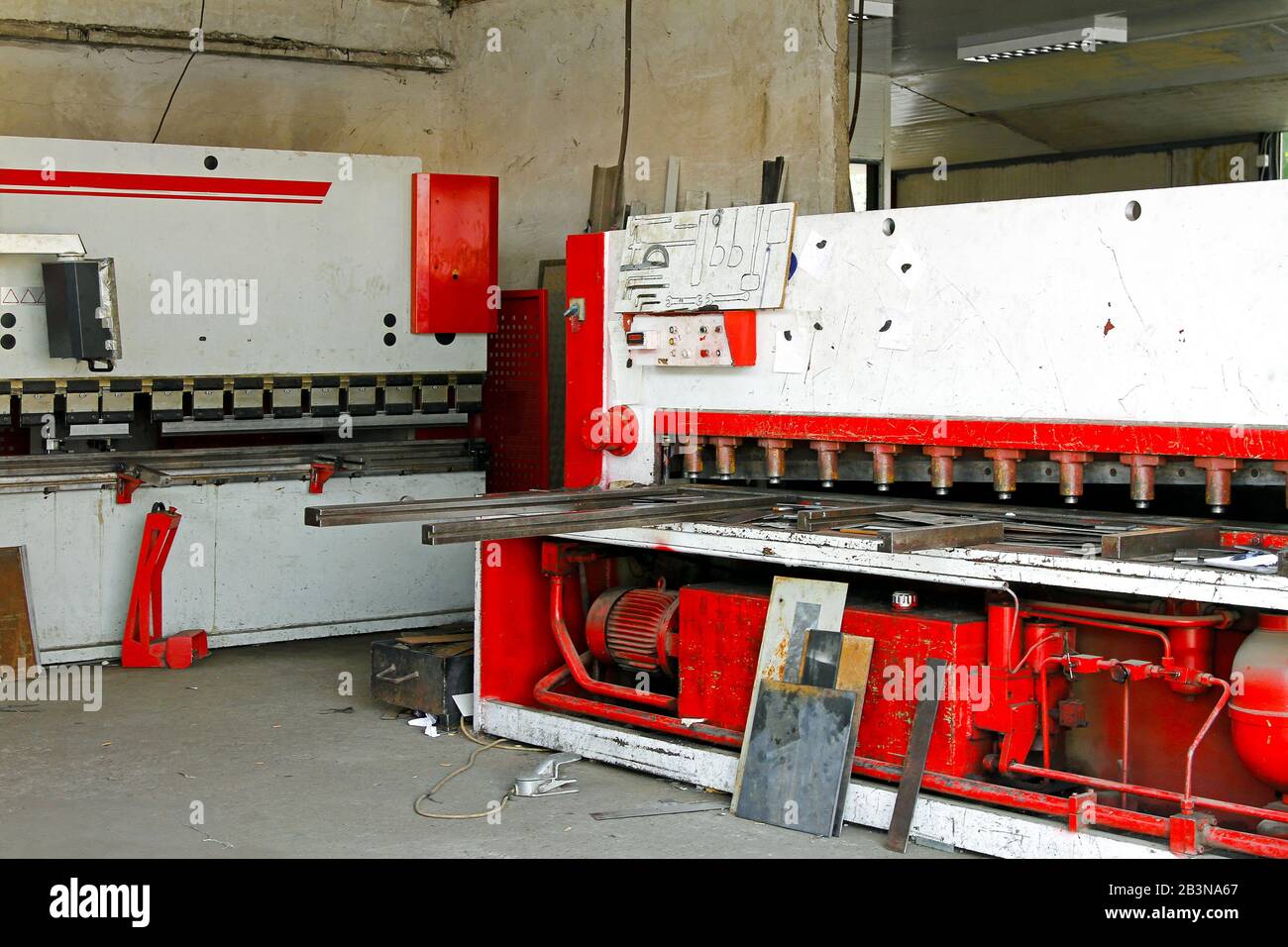 Iron work shop with powerful hydraulic press Stock Photo - Alamy