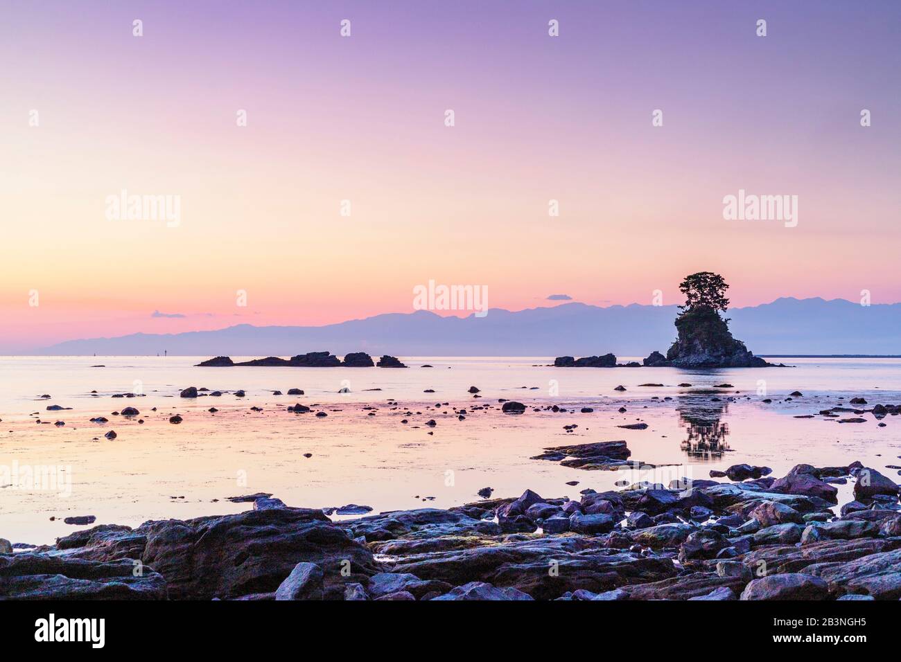 Rock outcrop in sea hi-res stock photography and images - Alamy