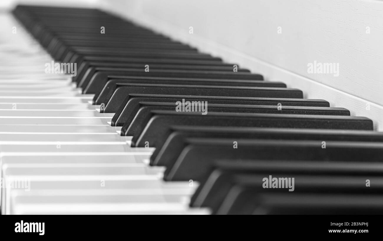 piano or organ keyboard showing white and black notes Stock Photo - Alamy