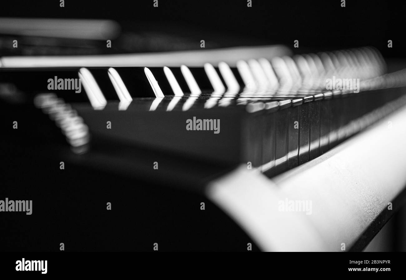 piano or organ keyboard showing white and black notes Stock Photo - Alamy