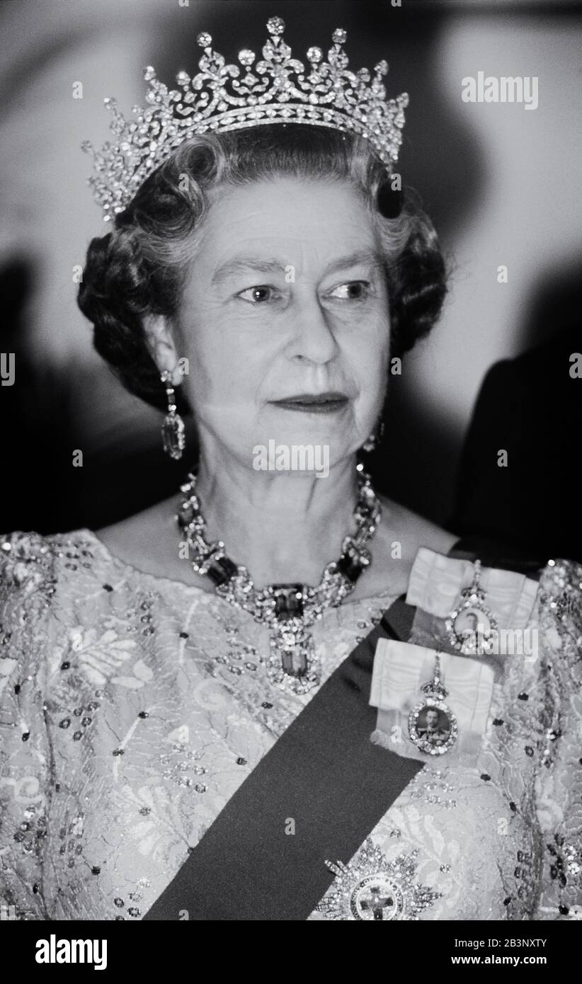 Queen elizabeth ii crown hi-res stock photography and images - Alamy