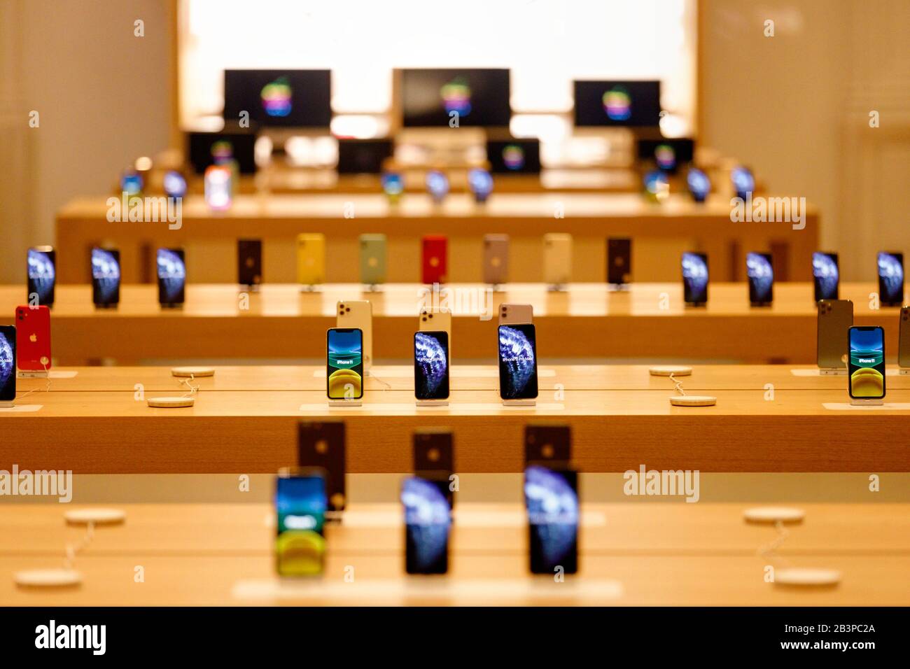 Display in the Apple Store in the center photographed through the shop ...