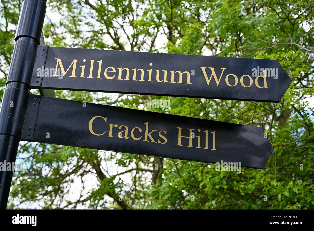 Walking sign countryside hi-res stock photography and images - Alamy