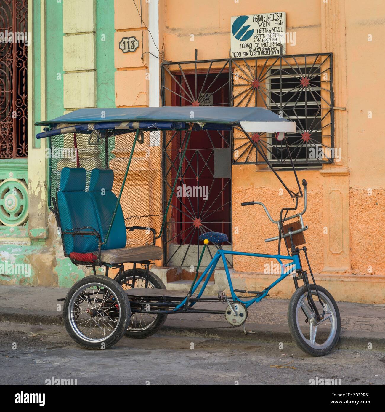 Land vehicle outside of a building hi-res stock photography and images ...
