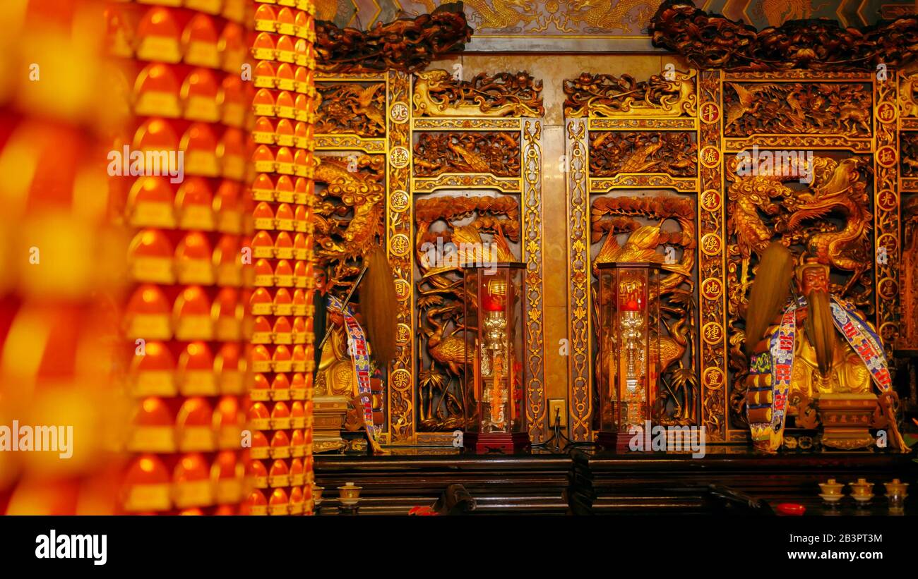 Golden altar hi-res stock photography and images - Alamy