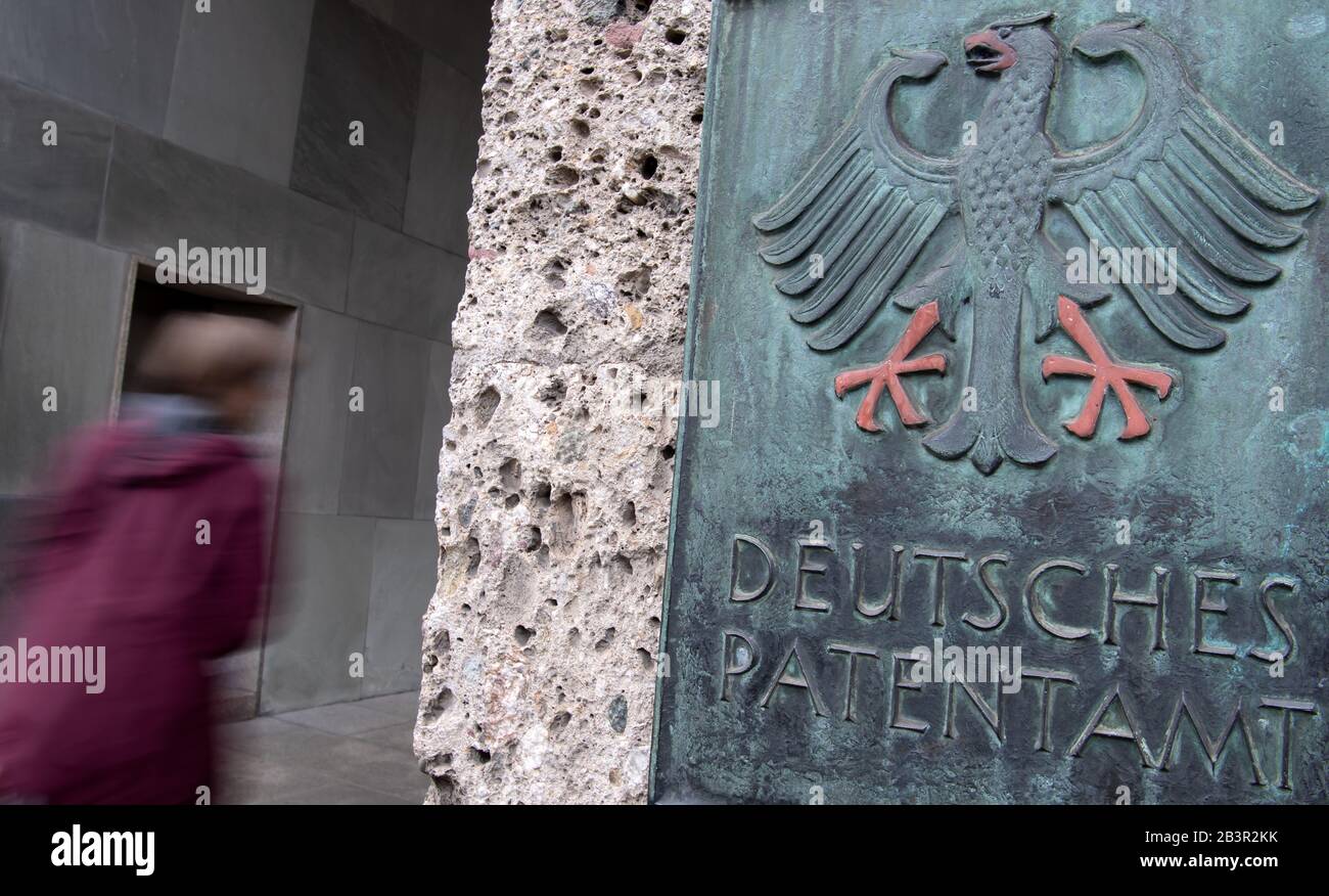 Munich, Germany. 05th Mar, 2020. A sign with the inscription "Deutsches ...