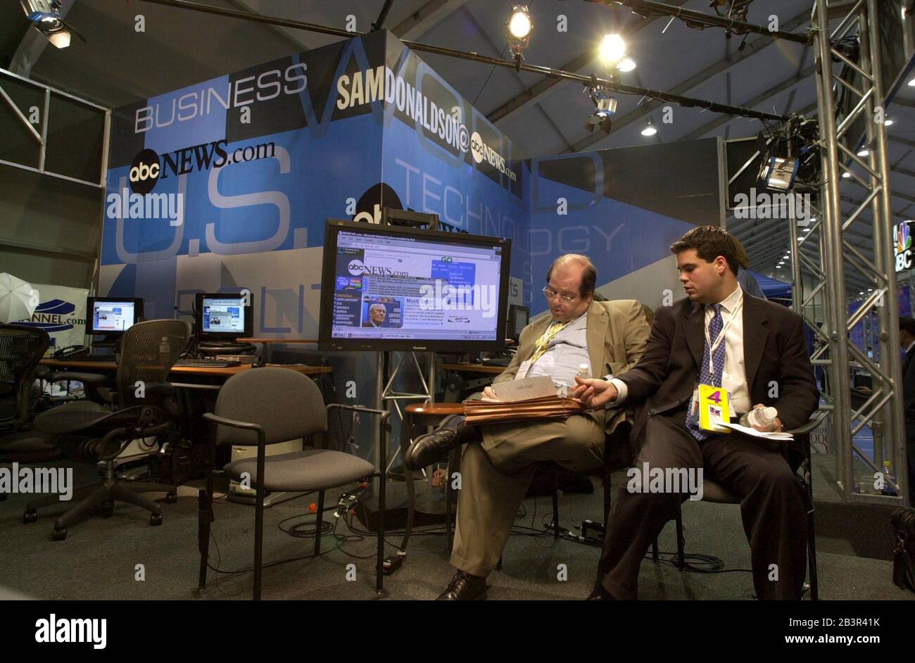 Philadelphia, Pennsylvania USA, 02AUG2000: Members of the press ...