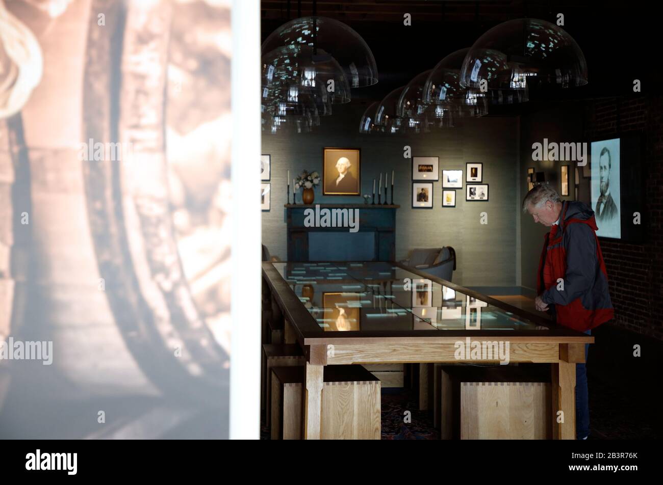 Digital library hi-res stock photography and images - Alamy