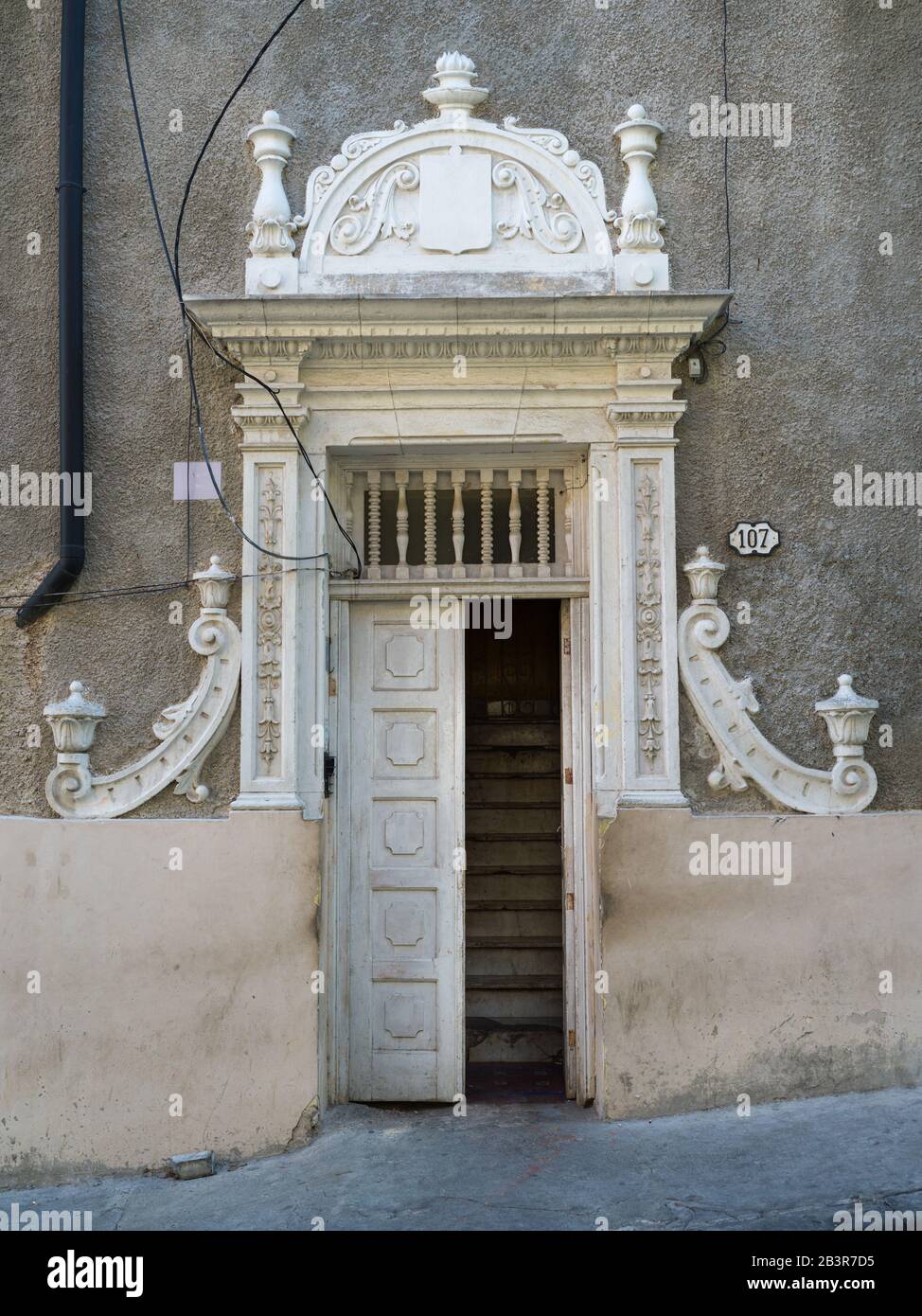 Open entranceway hi-res stock photography and images - Alamy