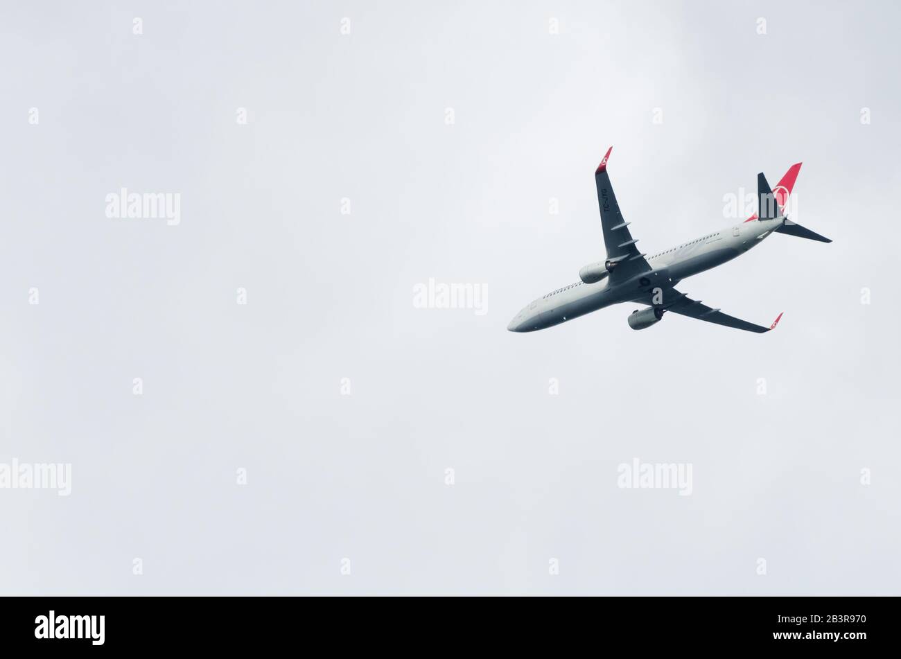 Turkish airlines boeing 737 900er hi-res stock photography and images ...