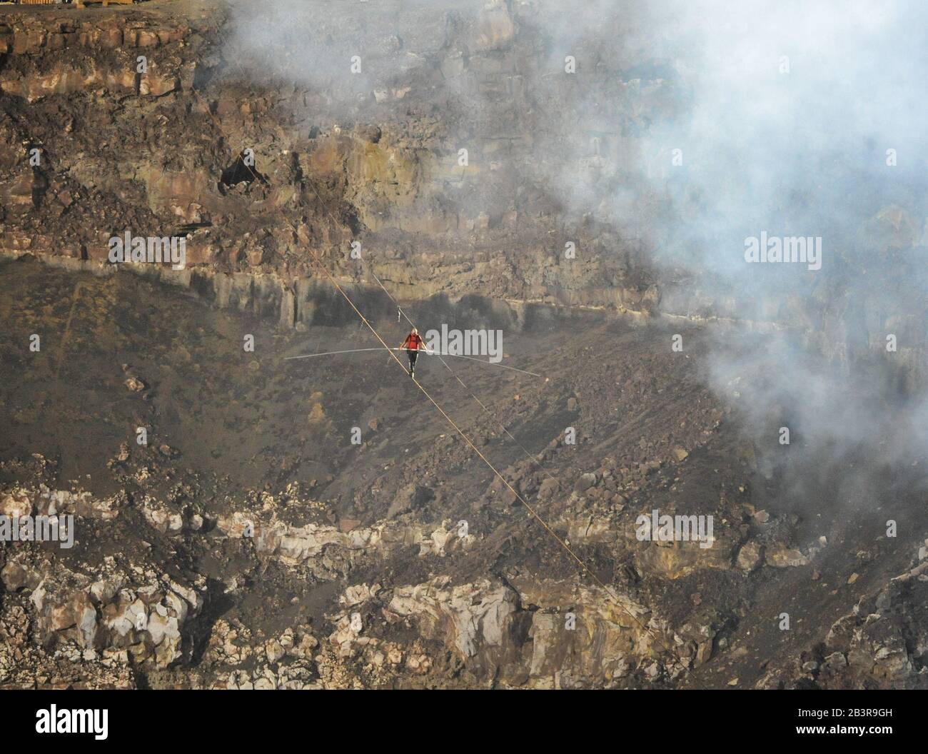 Nik wallenda volcano nicaragua hi-res stock photography and images - Alamy