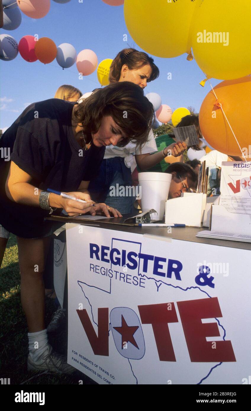 Young people voting texas hi-res stock photography and images - Alamy