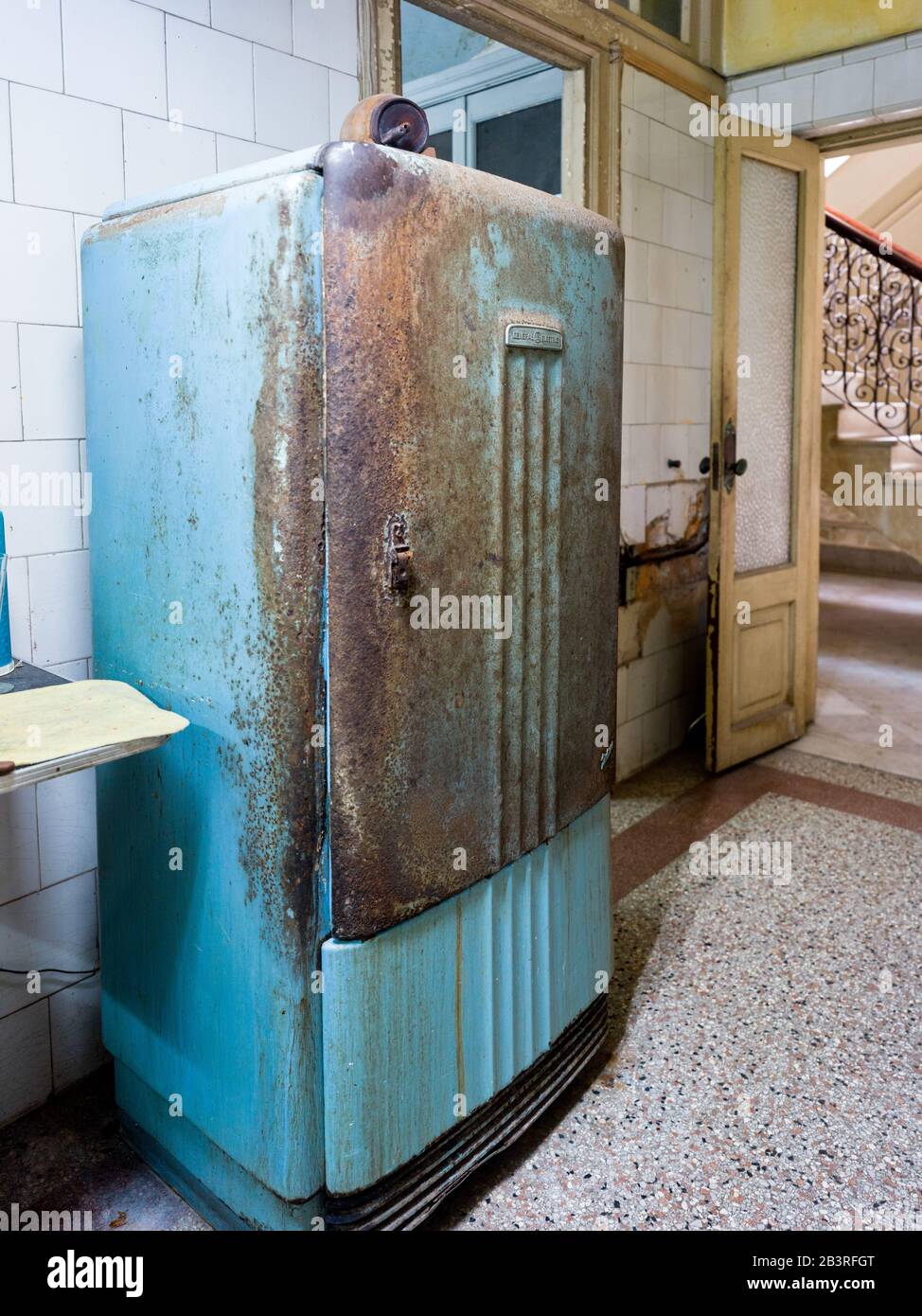 Old rust fridge hi-res stock photography and images - Alamy