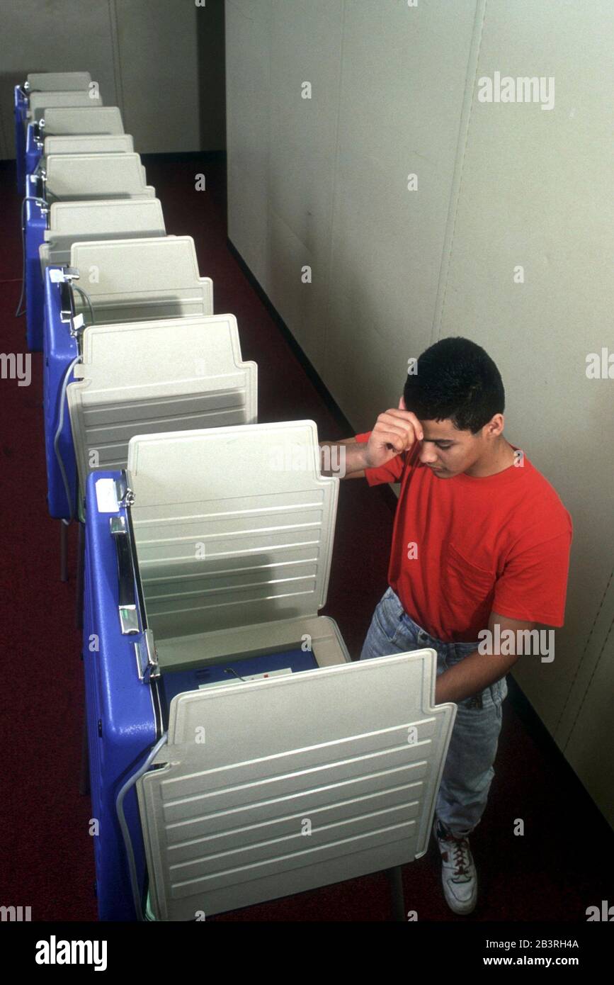 18 year old boy voting hi-res stock photography and images - Alamy