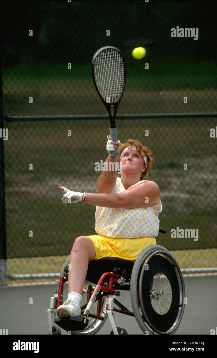 Female wheelchair athlete playing tennis hi-res stock photography and ...
