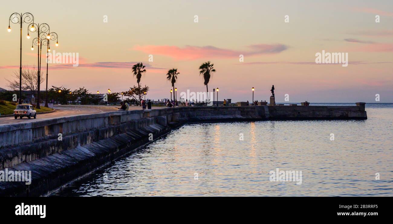 Ocean retaining wall hi-res stock photography and images - Alamy