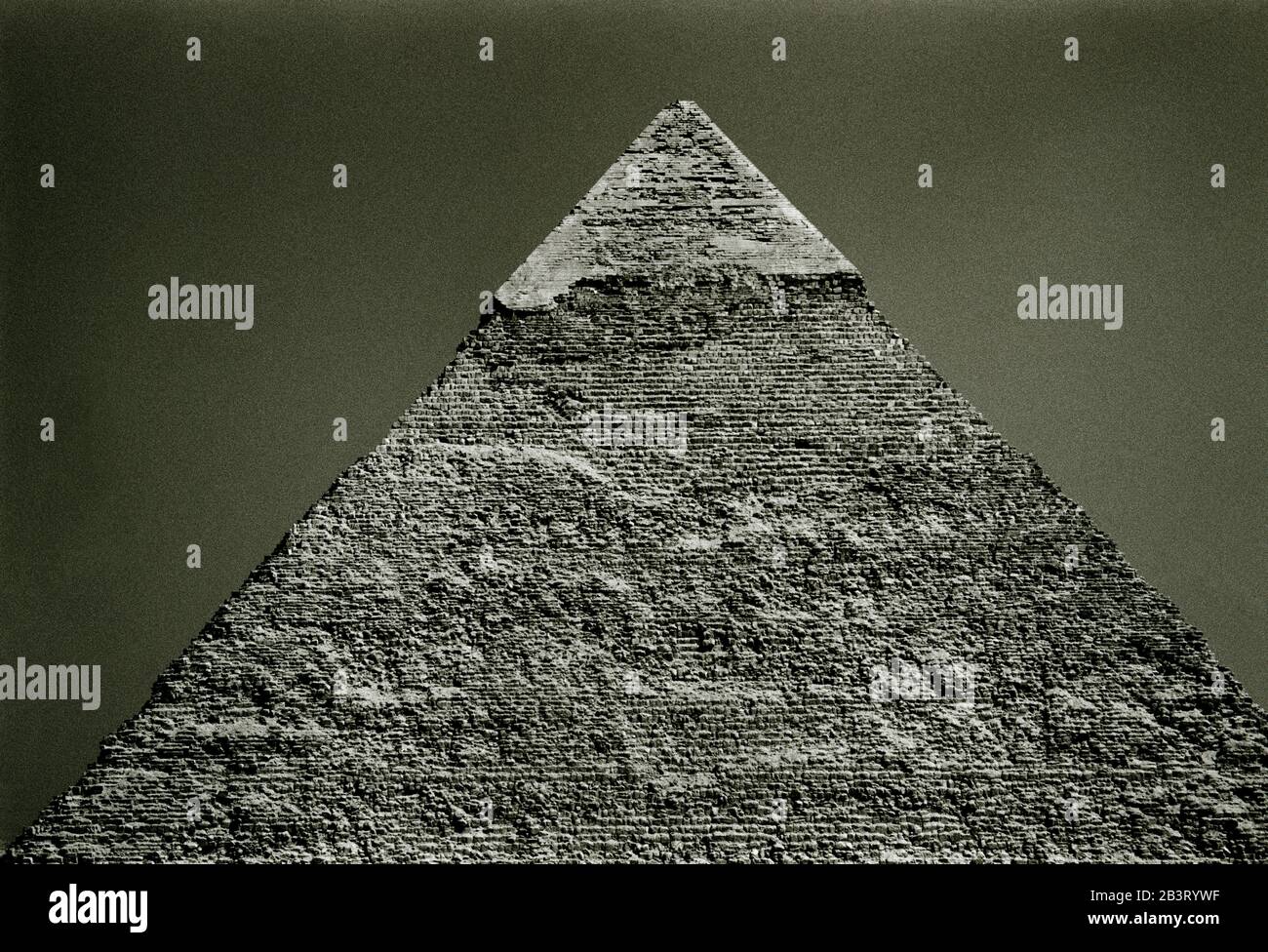 Ancient egyptian pyramid building hi-res stock photography and images ...