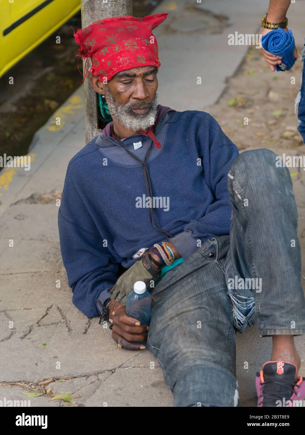 Leaning against a pole hi-res stock photography and images - Alamy