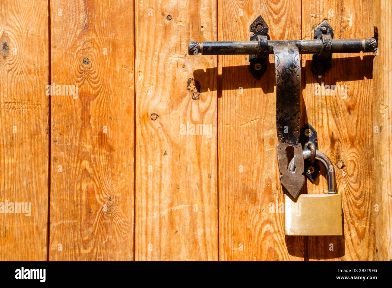 Lock ornate arabic door in hi-res stock photography and images - Alamy