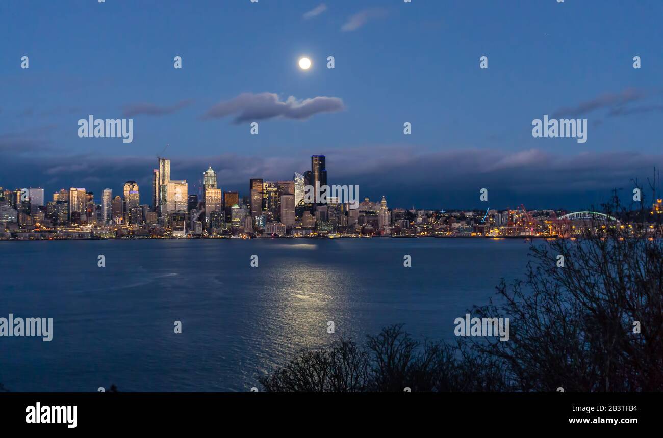 A bright full moon shines over the Seattle skyline Stock Photo - Alamy