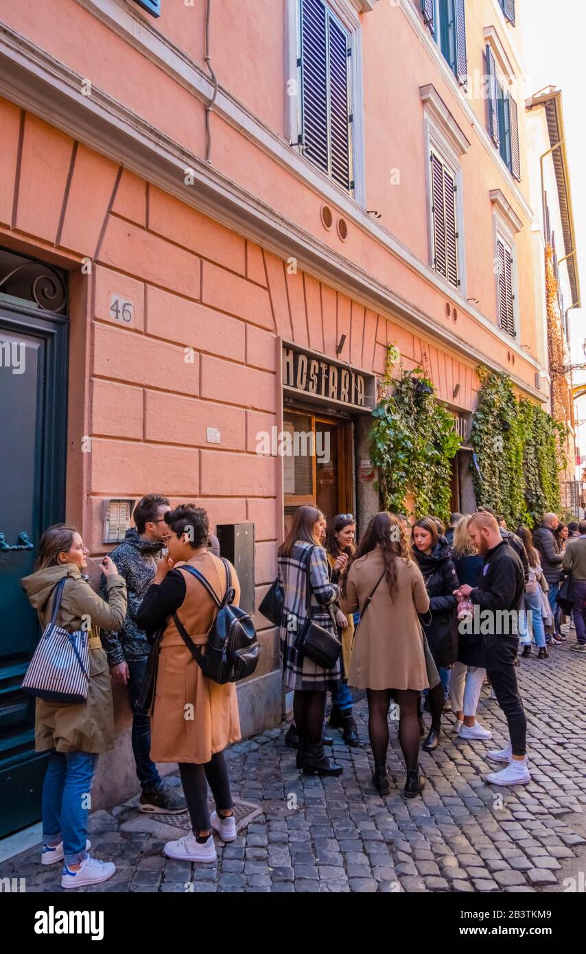 Queue, Trattoria Otello, Trastevere, Rome, Italy Stock Photo - Alamy
