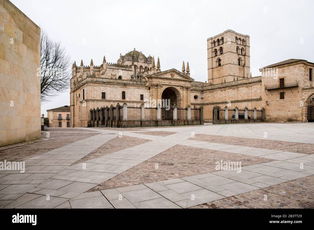 Romanic gothic architecture hi-res stock photography and images - Alamy