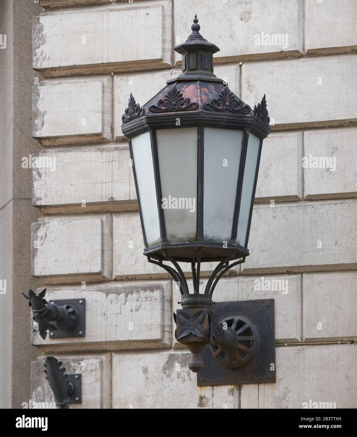 old fashioned street light on the wall Stock Photo - Alamy
