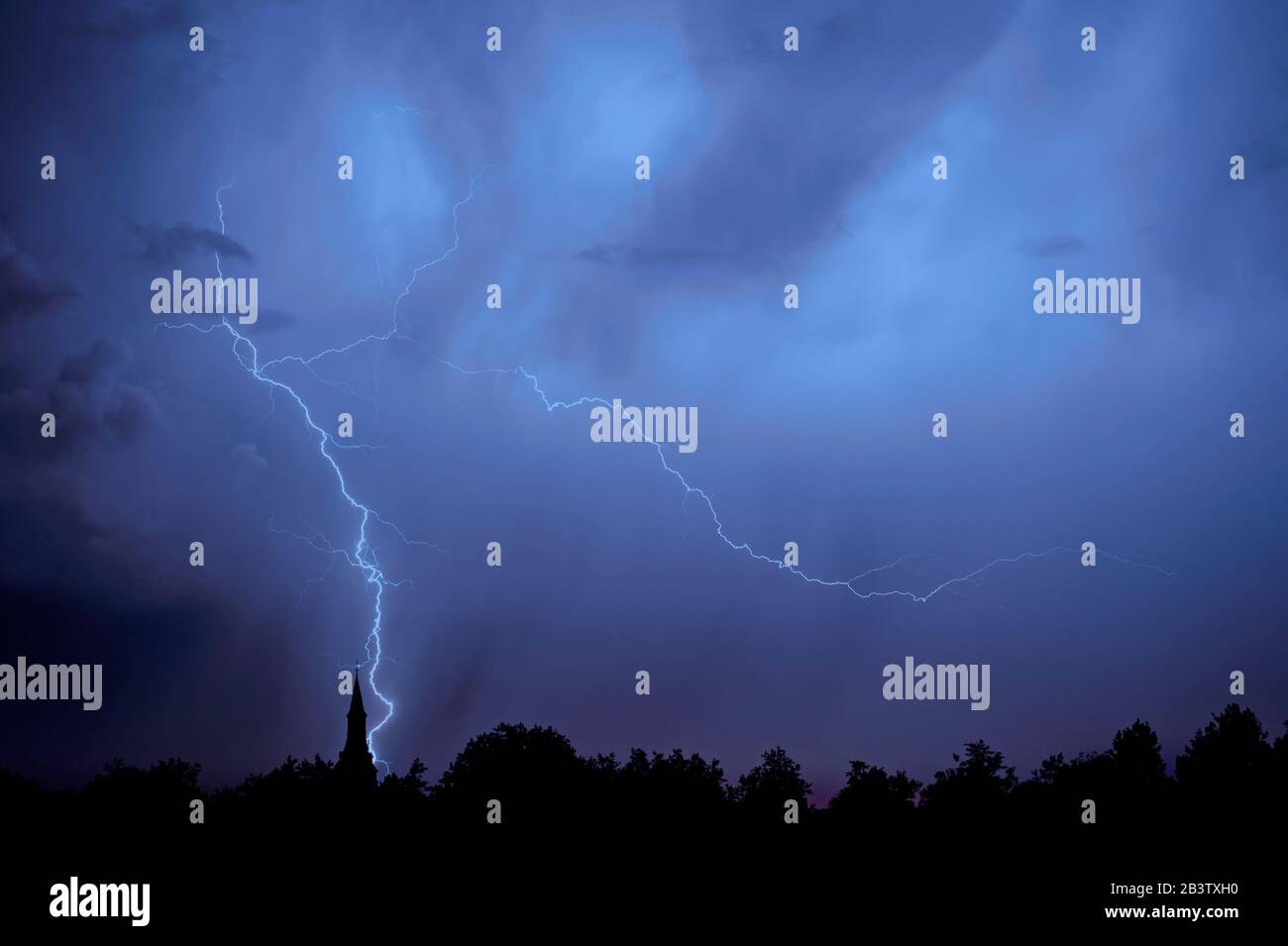 Thunderstorm and lightning hi-res stock photography and images - Alamy