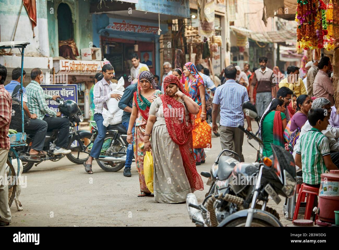 India street life women sari woman hi-res stock photography and images ...