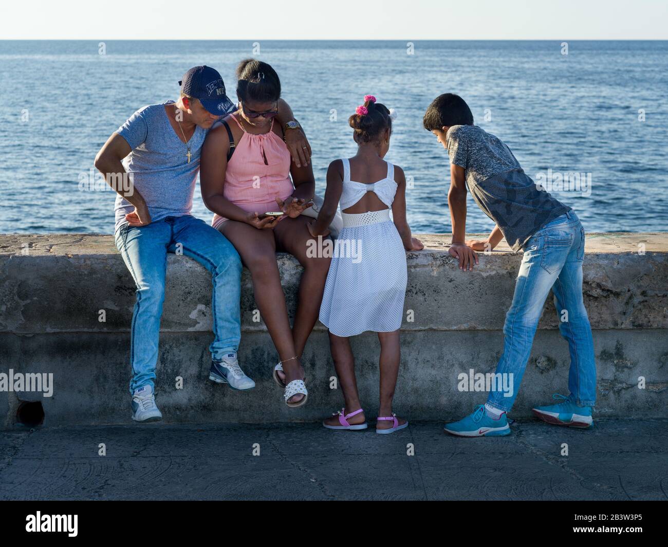 Havana cuba girls malecon hi-res stock photography and images - Alamy